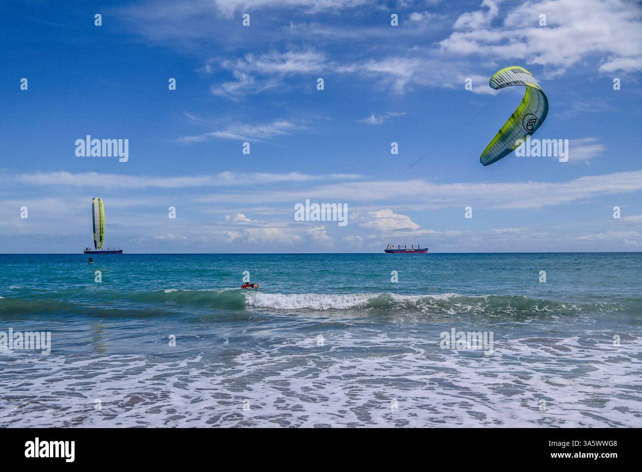 Spanien Andalusien Almeria Vera Kitesurfen gruen weisser Kit Drachen in ...