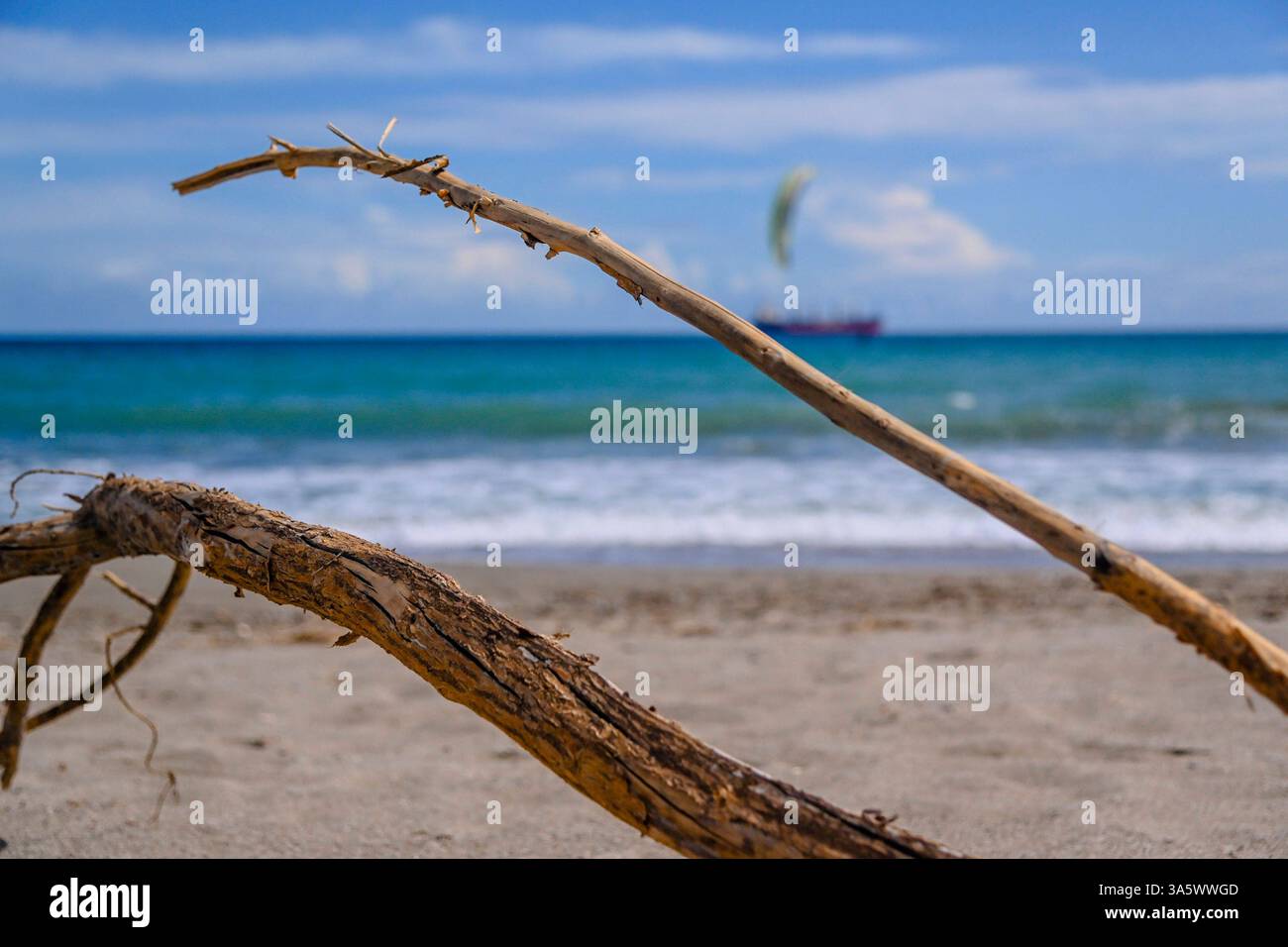 Spanien Andalusien Almeria Vera Kitesurfen gruen weisser Kit Drachen in ...