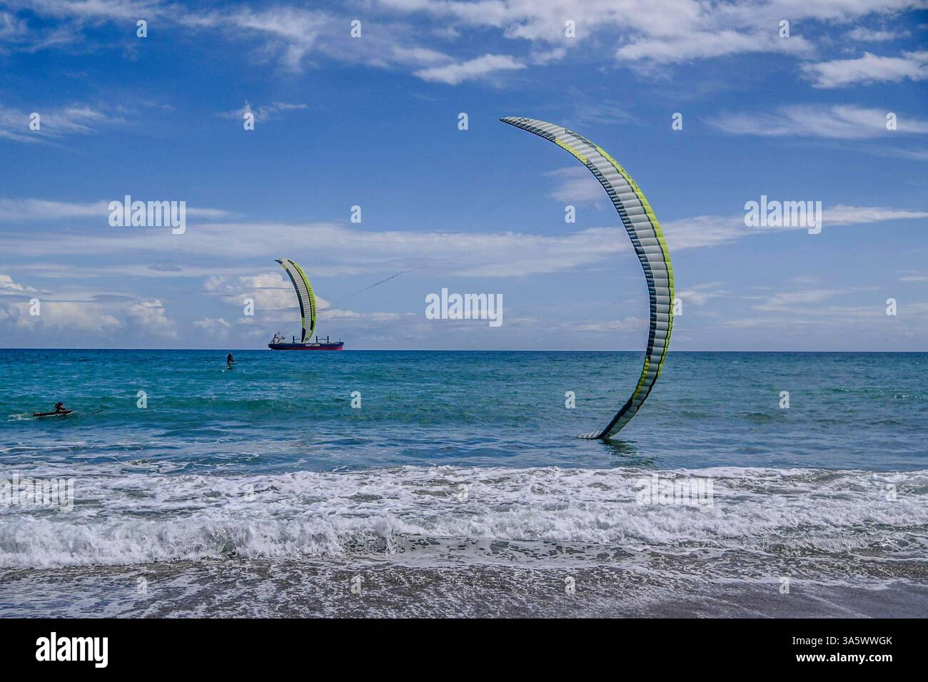 Spanien Andalusien Almeria Vera Kitesurfen gruen weisser Kit Drachen in ...