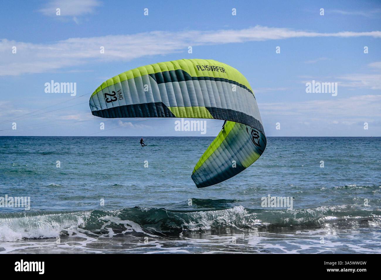 Spanien Andalusien Almeria Vera Kitesurfen gruen weisser Kit Drachen in ...