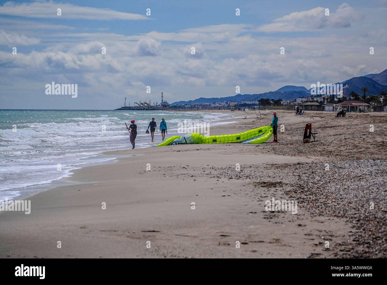 Spanien Andalusien Almeria Vera Kitesurfen gruen weisser Kit Drachen in ...