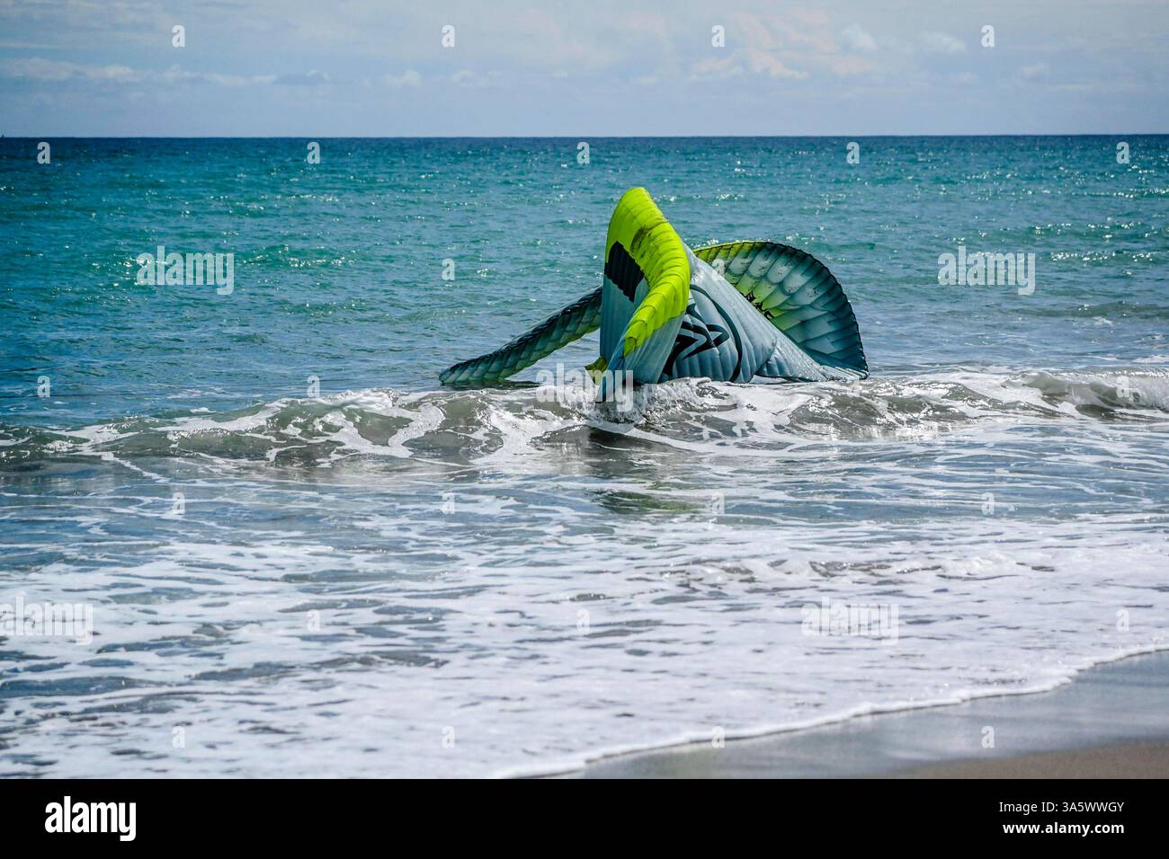 Spanien Andalusien Almeria Vera Kitesurfen gruen weisser Kit Drachen in ...