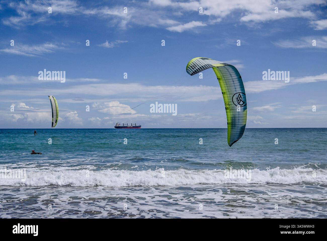 Spanien Andalusien Almeria Vera Kitesurfen gruen weisser Kit Drachen in ...