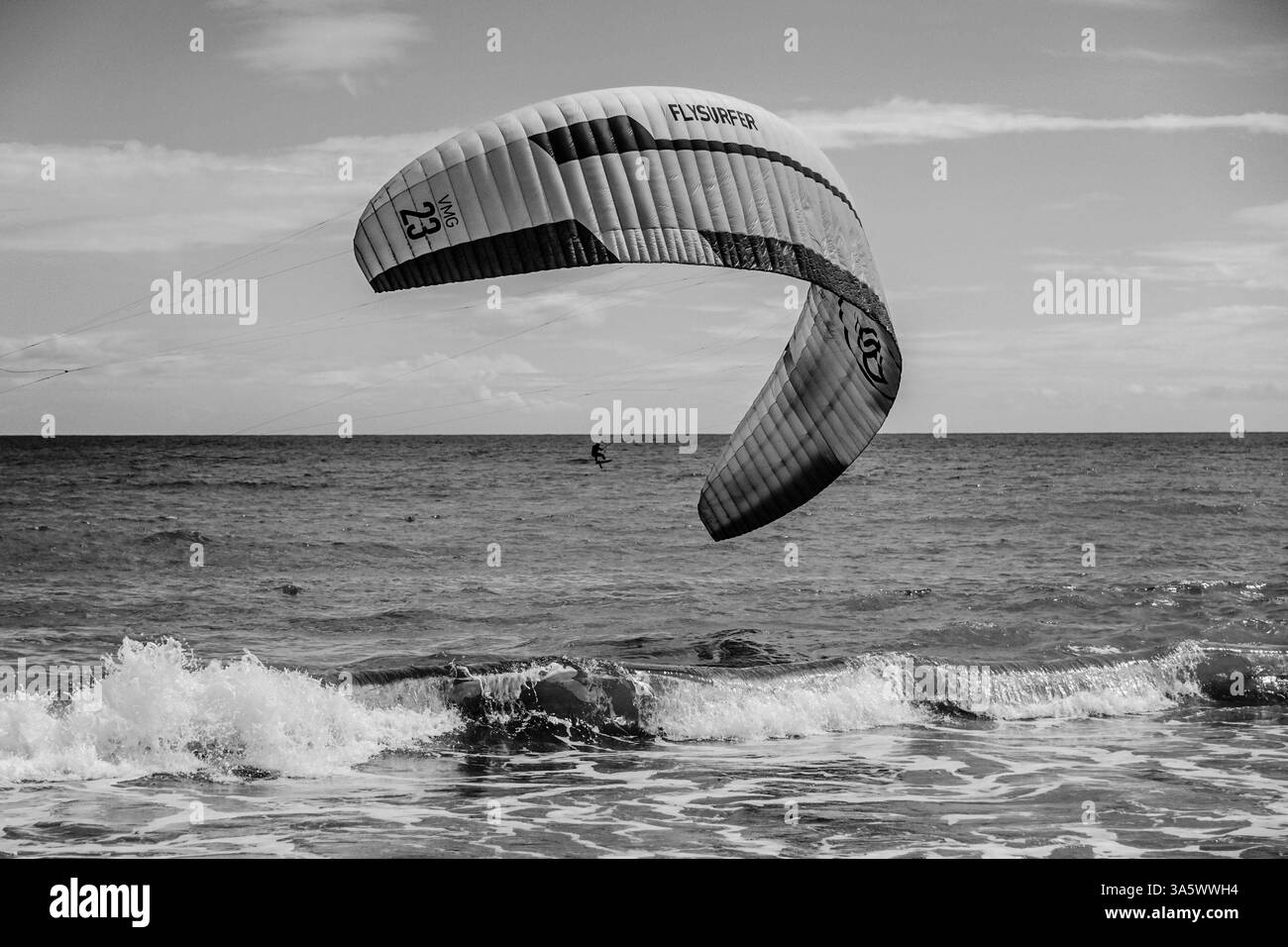 Spanien Andalusien Almeria Vera Kitesurfen gruen weisser Kit Drachen in ...