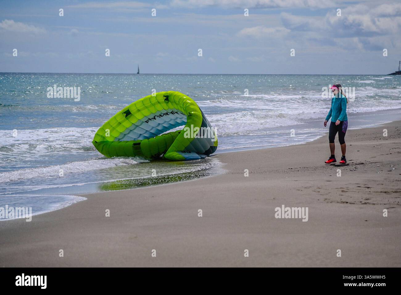 Spanien Andalusien Almeria Vera Kitesurfen gruen weisser Kit Drachen in ...