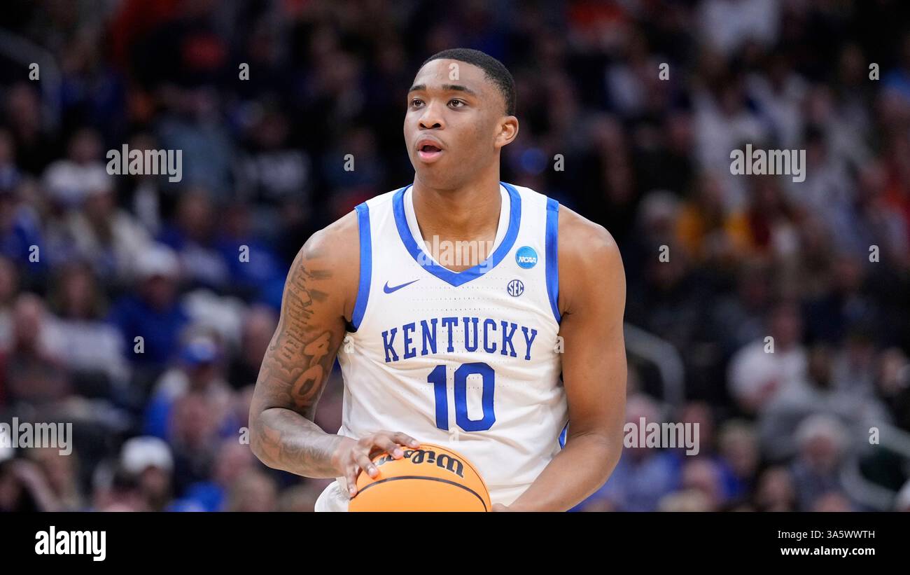 Kentucky forward Brandon Garrison (10) handles the ball during the ...
