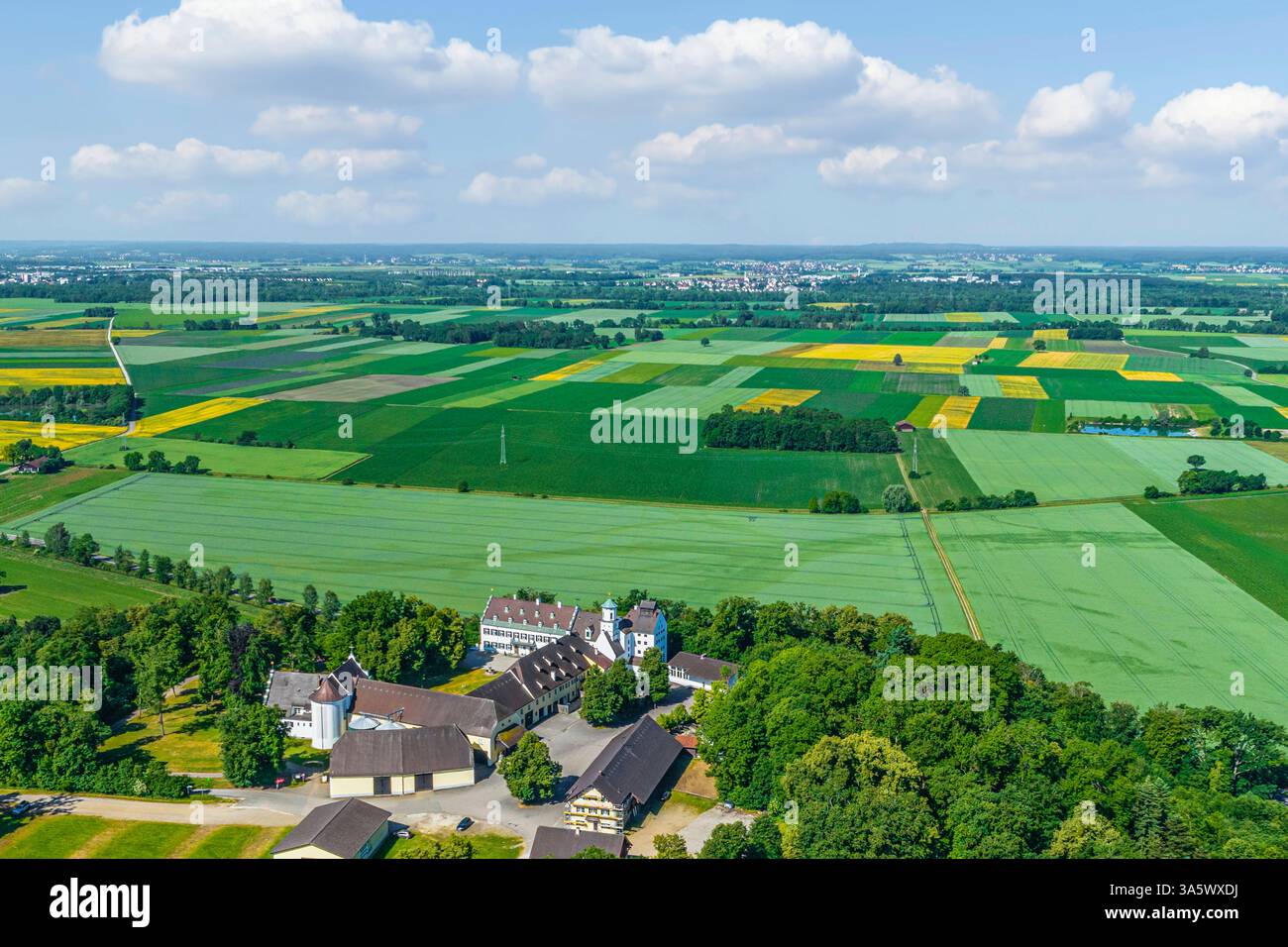 Sommerlicher Ausblick auf den Lechrain rund um die Gemeinde Rehling in ...