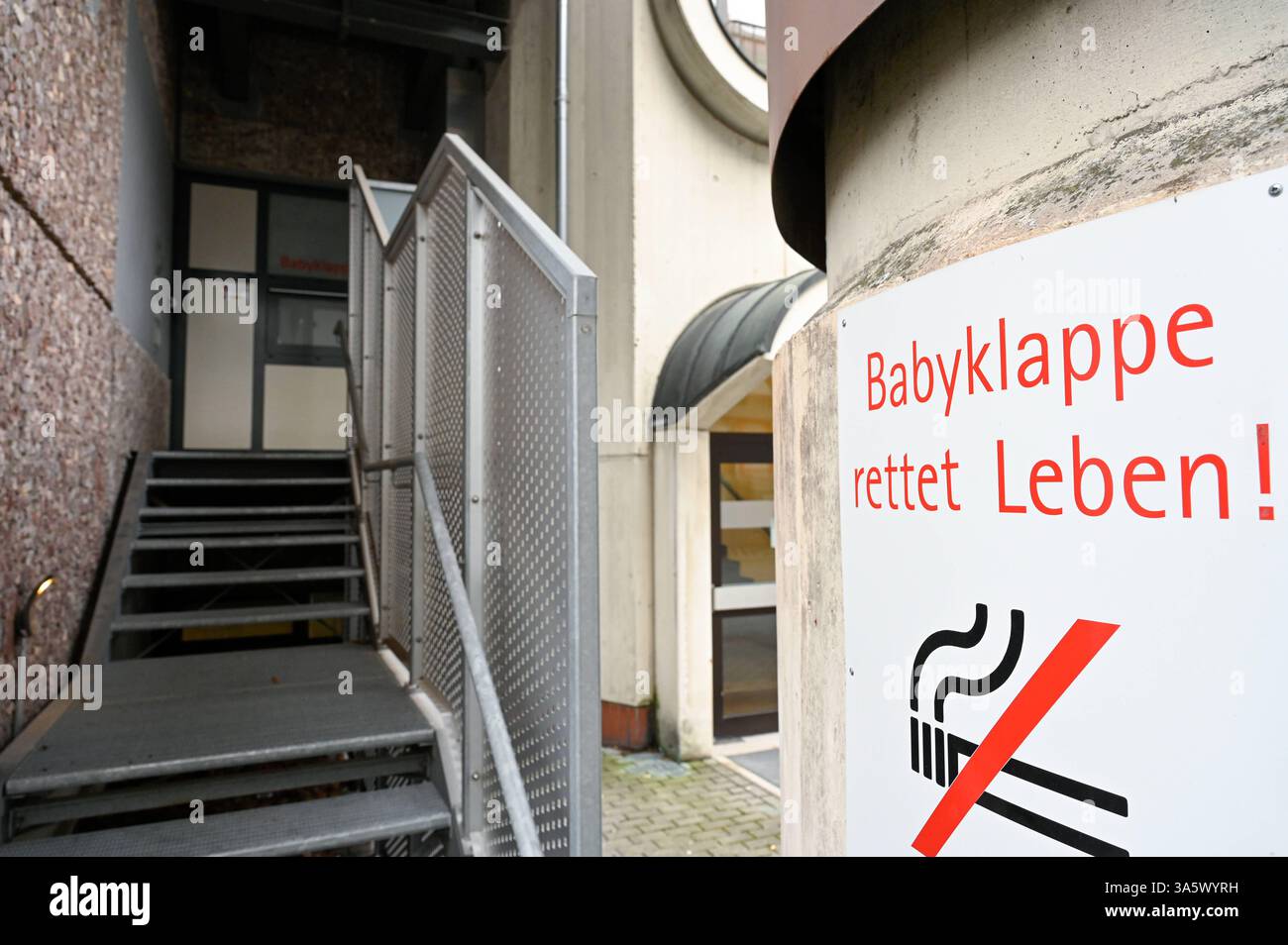 Zugang zur Babyklappe am St. Vinzenz-Krankenhaus in Hanau Foto vom 10. ...