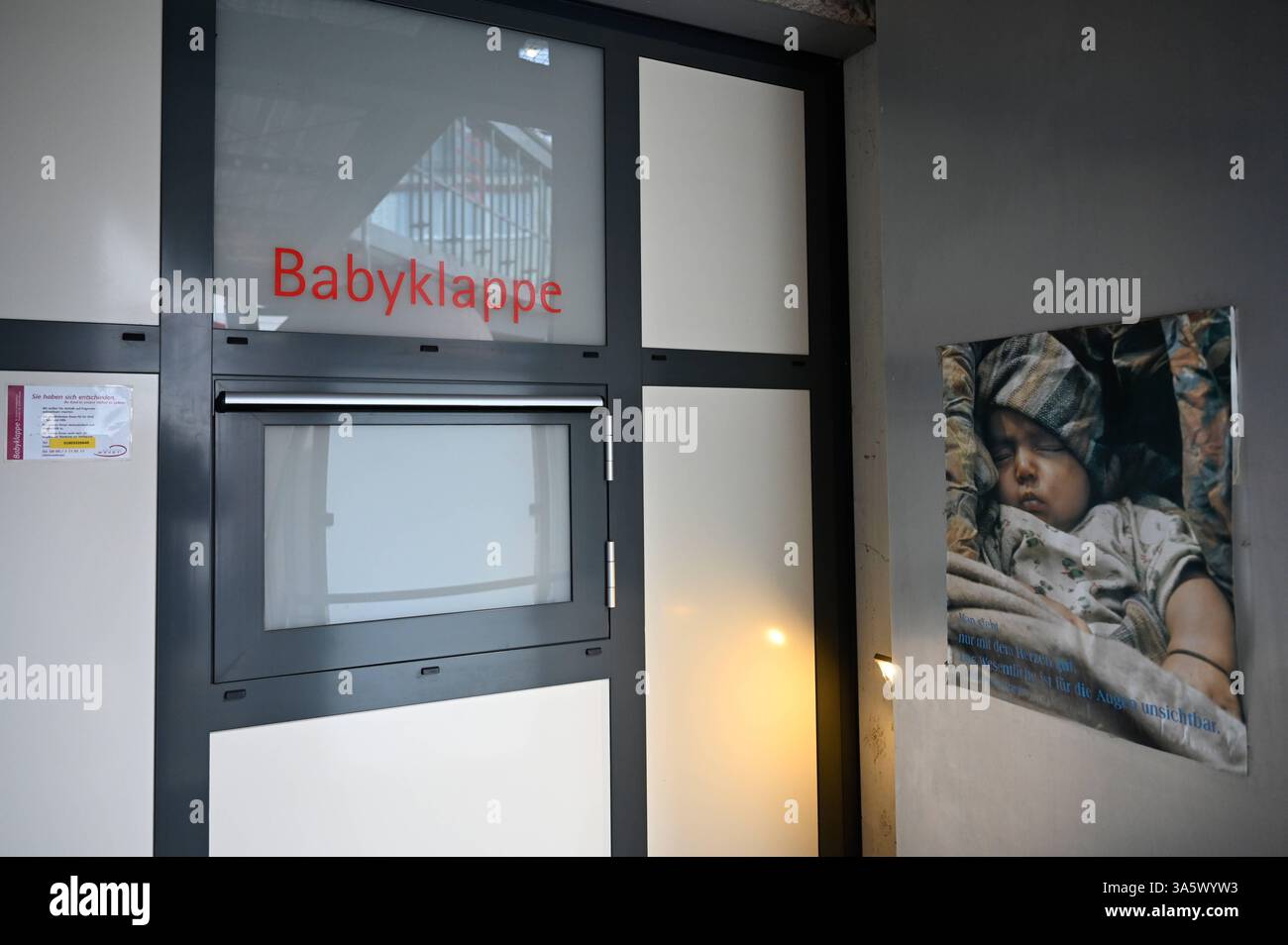 Zugang zur Babyklappe am St. Vinzenz-Krankenhaus in Hanau Foto vom 10. ...