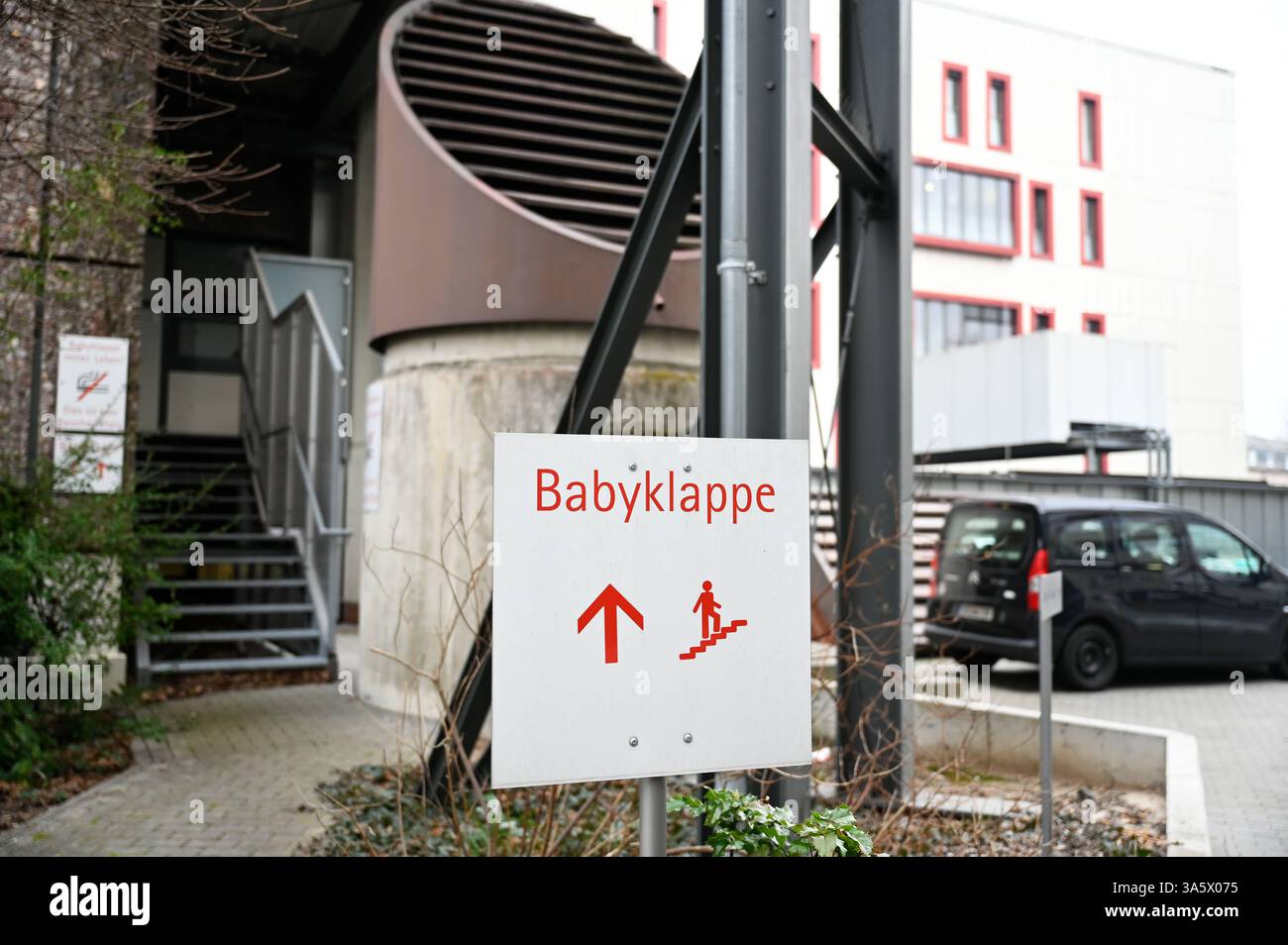 Zugang zur Babyklappe am St. Vinzenz-Krankenhaus in Hanau Foto vom 10. ...