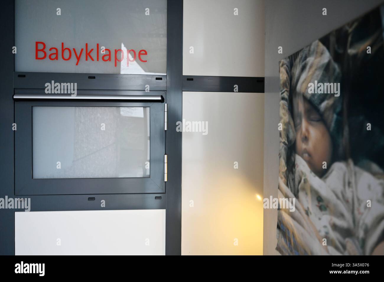 Zugang zur Babyklappe am St. Vinzenz-Krankenhaus in Hanau Foto vom 10. ...
