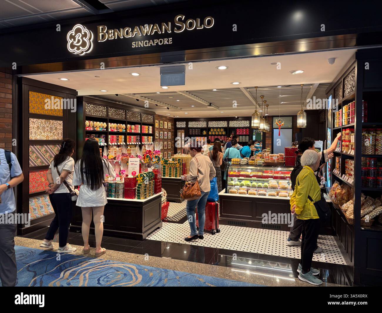Bengawan Solo store in Singapore Changi Airport with shoppers. Bengawan ...