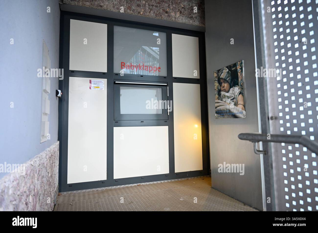 Zugang zur Babyklappe am St. Vinzenz-Krankenhaus in Hanau Foto vom 10. ...