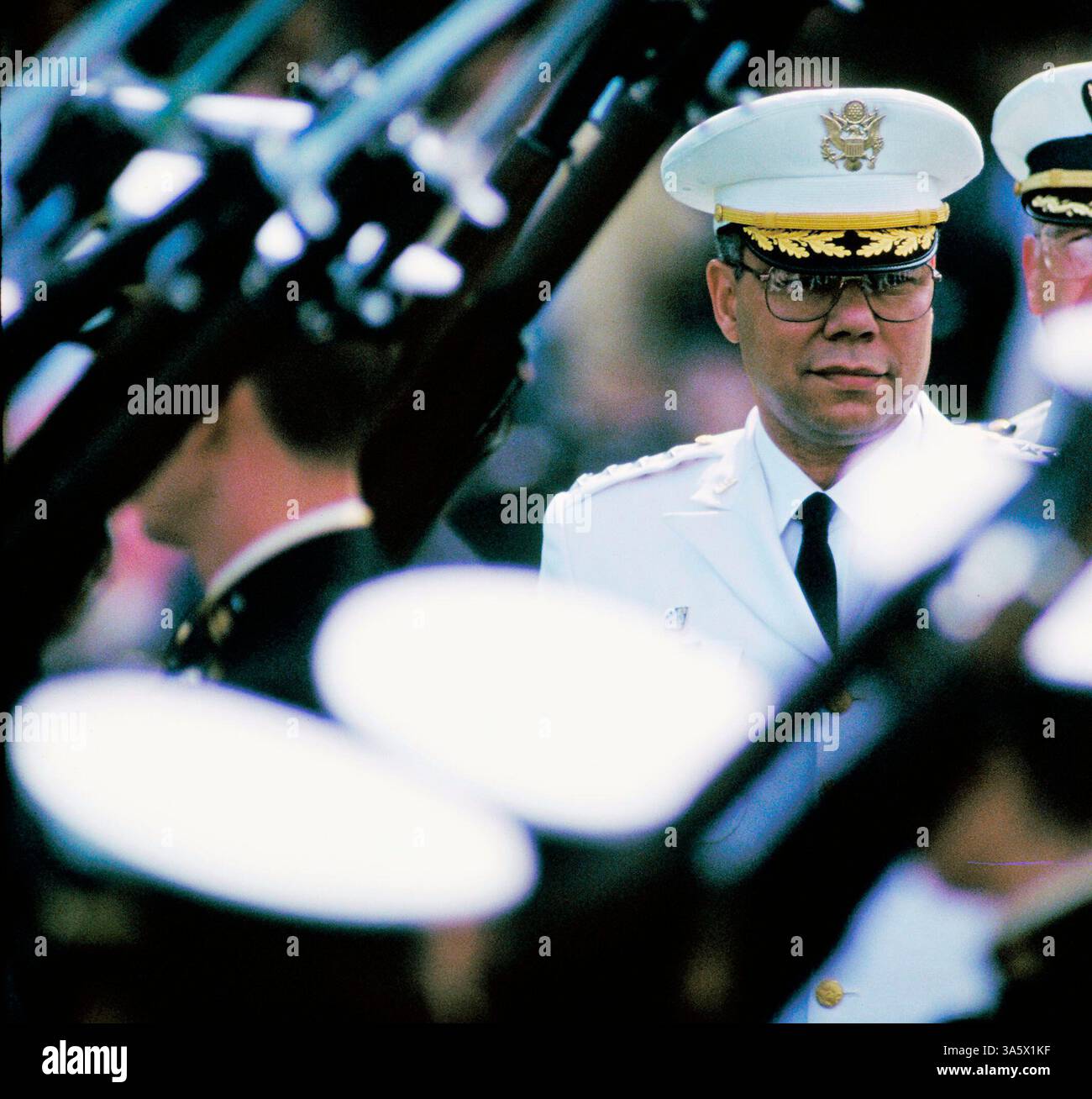 Colin powell speaking with troops hi-res stock photography and images ...