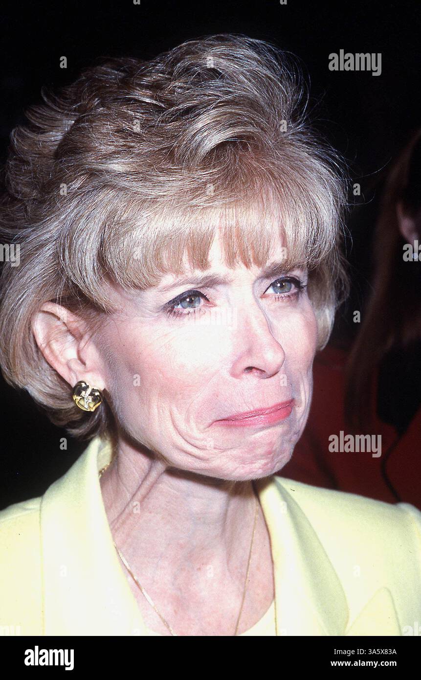 June 14, 2001 - K15384HMc DR. LAURA SCHLESSINGER.BOOK SIGNING ''WHY DO ...