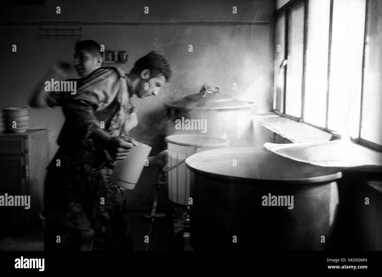 May 24, 2004; Zawita, IRAQ; Cooks at the Kurdish special forces army ...