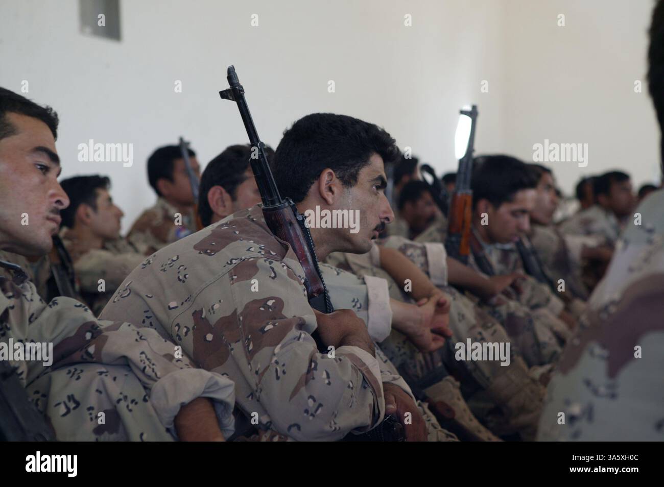 Iraqi civil defense corps soldier hi-res stock photography and images ...