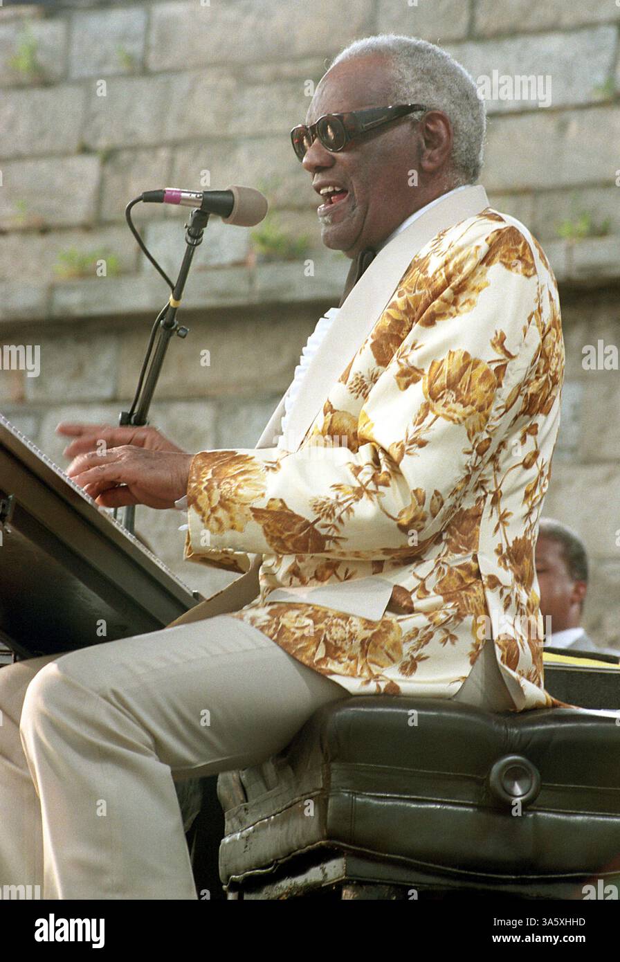 1950s family on beach hi-res stock photography and images - Alamy