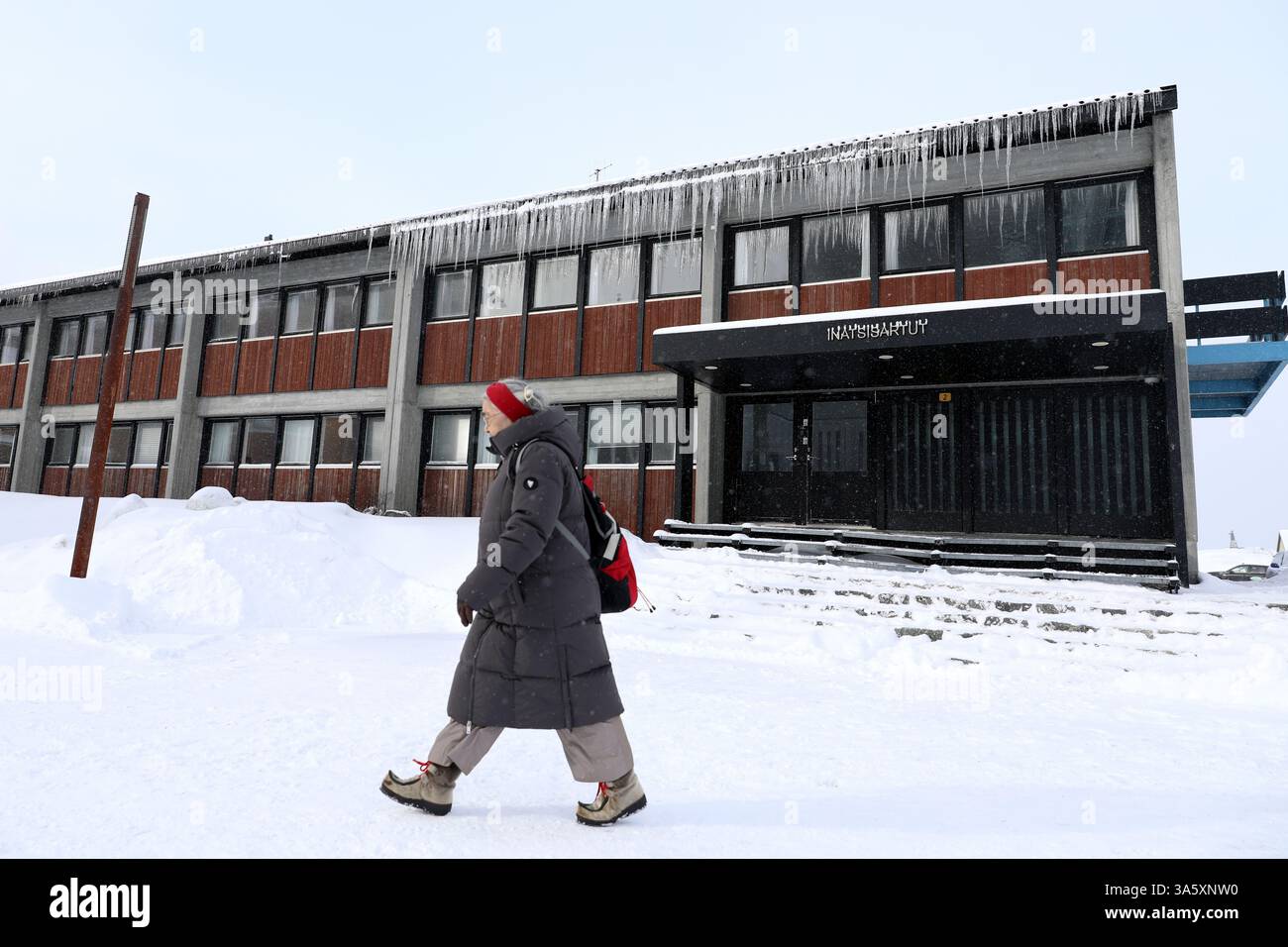 (250324) -- NUUK, March 24, 2025 (Xinhua) -- A woman walks by Greenland ...