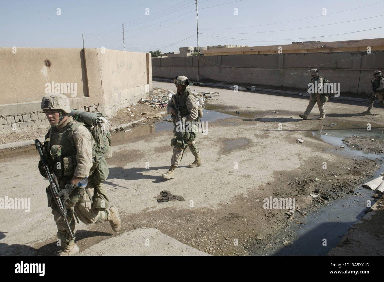 Marines patrol the streets of fallujah hi-res stock photography and ...