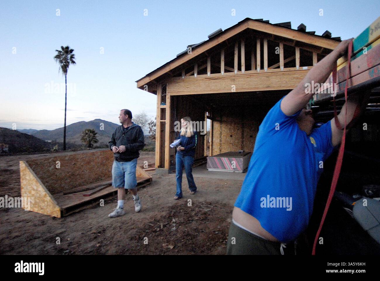 Jan. 3, 2008 - Lynn Lyons and her husband David Lyons, left, walk from ...