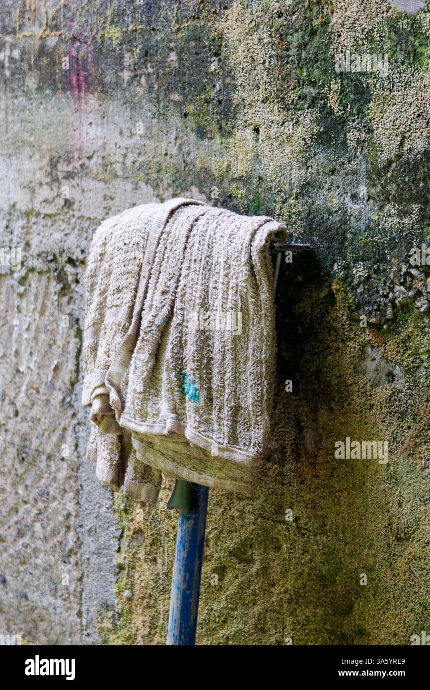 Mop head tufa block wall hi-res stock photography and images - Alamy