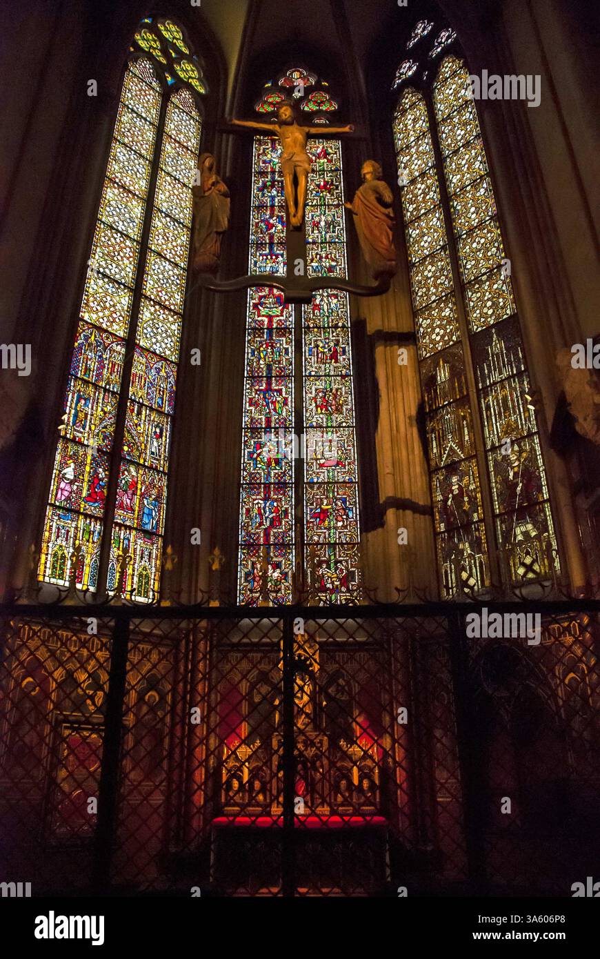 Oct. 8, 2009 - Cologne, Germany - Jesus Cristo crucificado cercado por ...