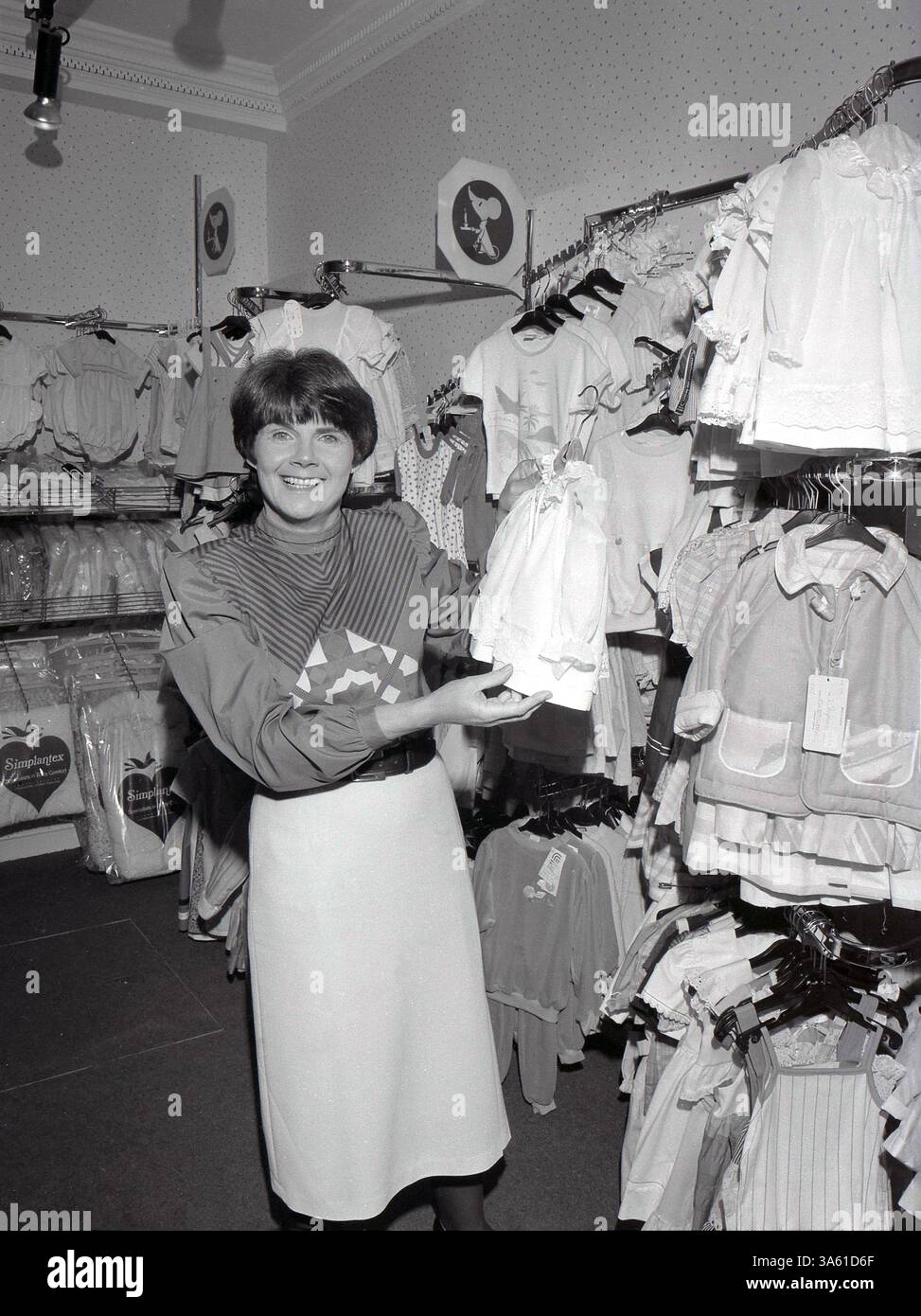 Assistant female 1980s hi-res stock photography and images - Alamy