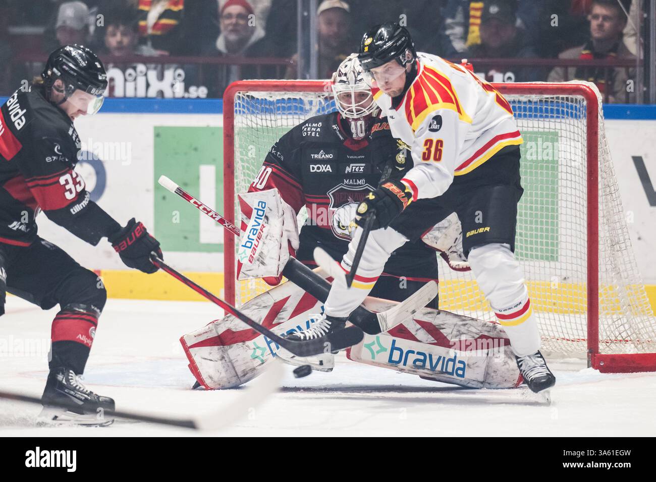 250324 Malmö Redhawks målvakt Oskar Blomgren och Brynäs Linus Ölund ...