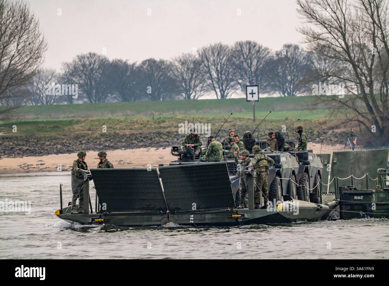 Dutch Army transport exercise on the Rhine between Kalkar-Grieth and ...