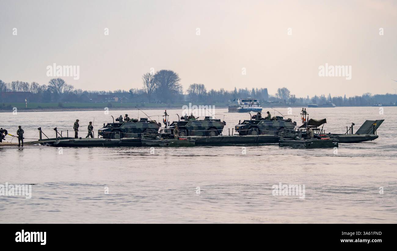 Dutch Army transport exercise on the Rhine between Kalkar-Grieth and ...
