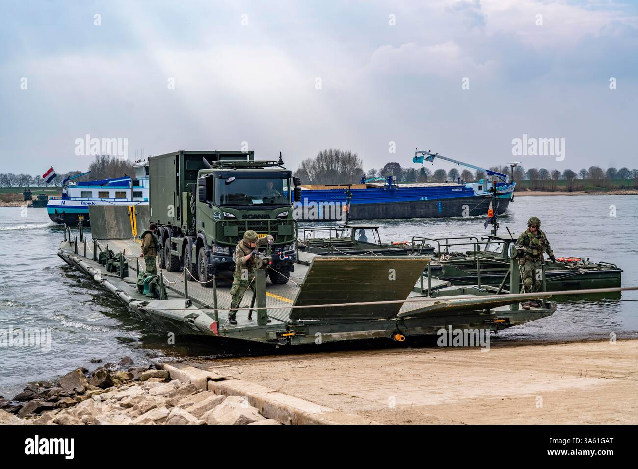 Dutch Army transport exercise on the Rhine between Kalkar-Grieth and ...