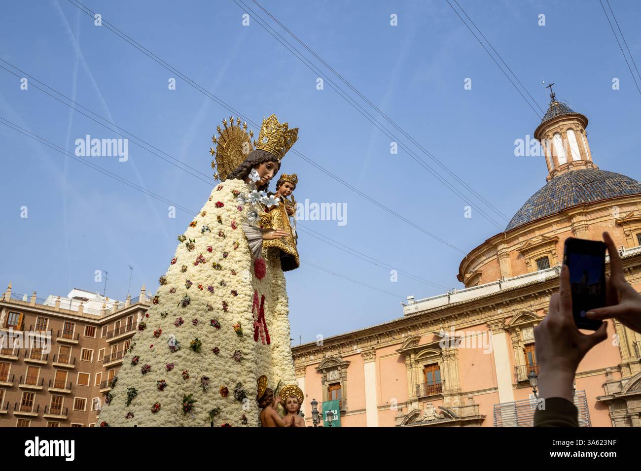 Floral mantle of Our Lady of the Forsaken in Valencia's Plaza de la ...