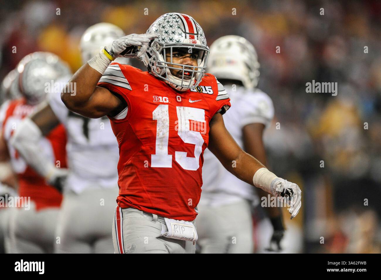 Ohio State running back Ezekiel Elliott (15) gives a salute after ...