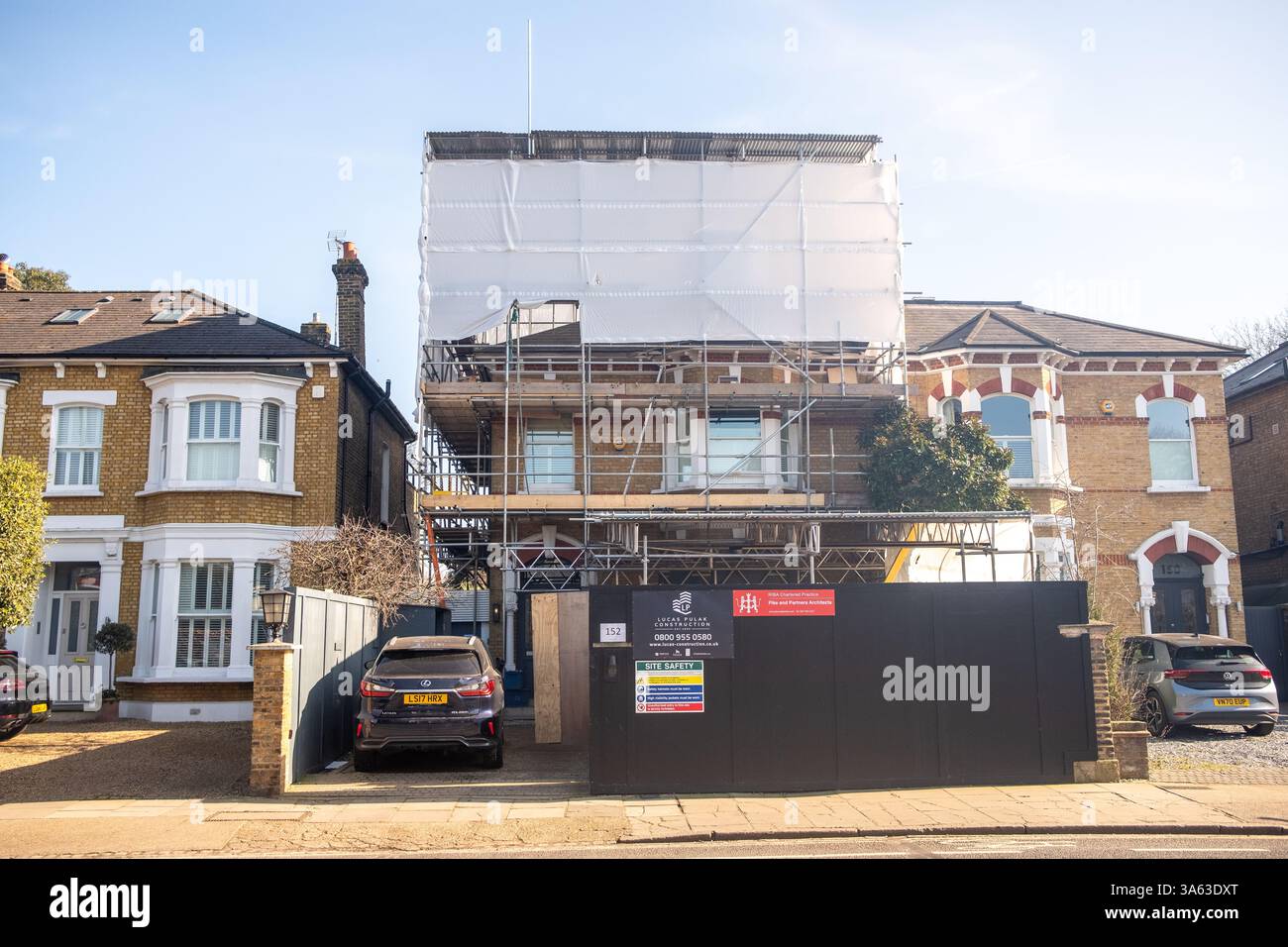 LONDON- MARCH 4, 2025: Large house undergoing construction in Barnes ...