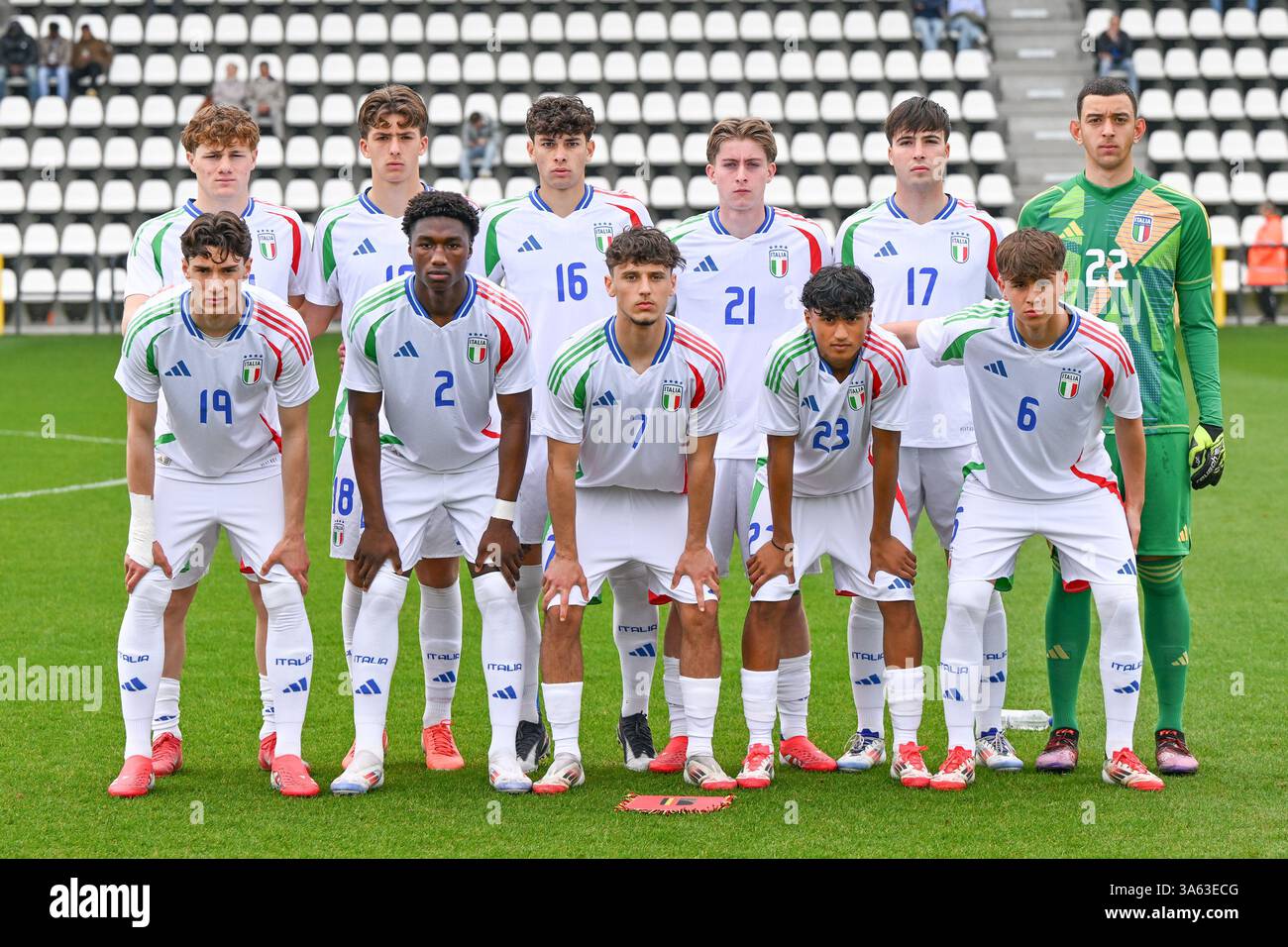 players of Italy with Francesco Castaldo (24) of Italy, Lorenzo Ossola ...