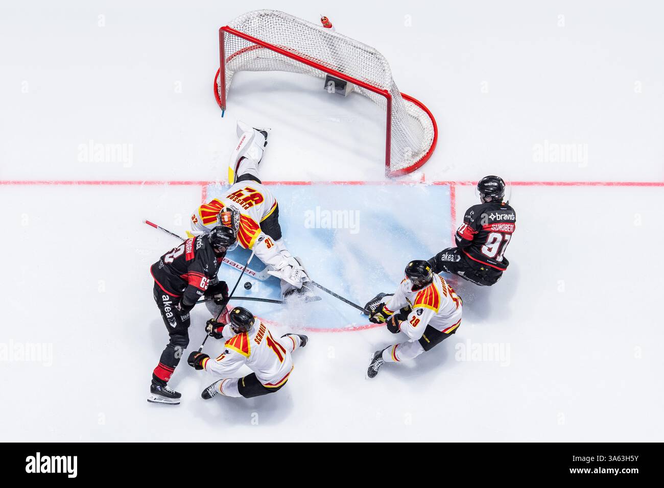 250324 Malmö Redhawks Fredrik Händemark och Axel Sundberg oroar mot ...