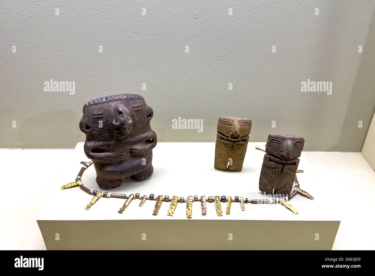 Anthropomorphic figurines & gold necklace from the Pre-Hispanic ...