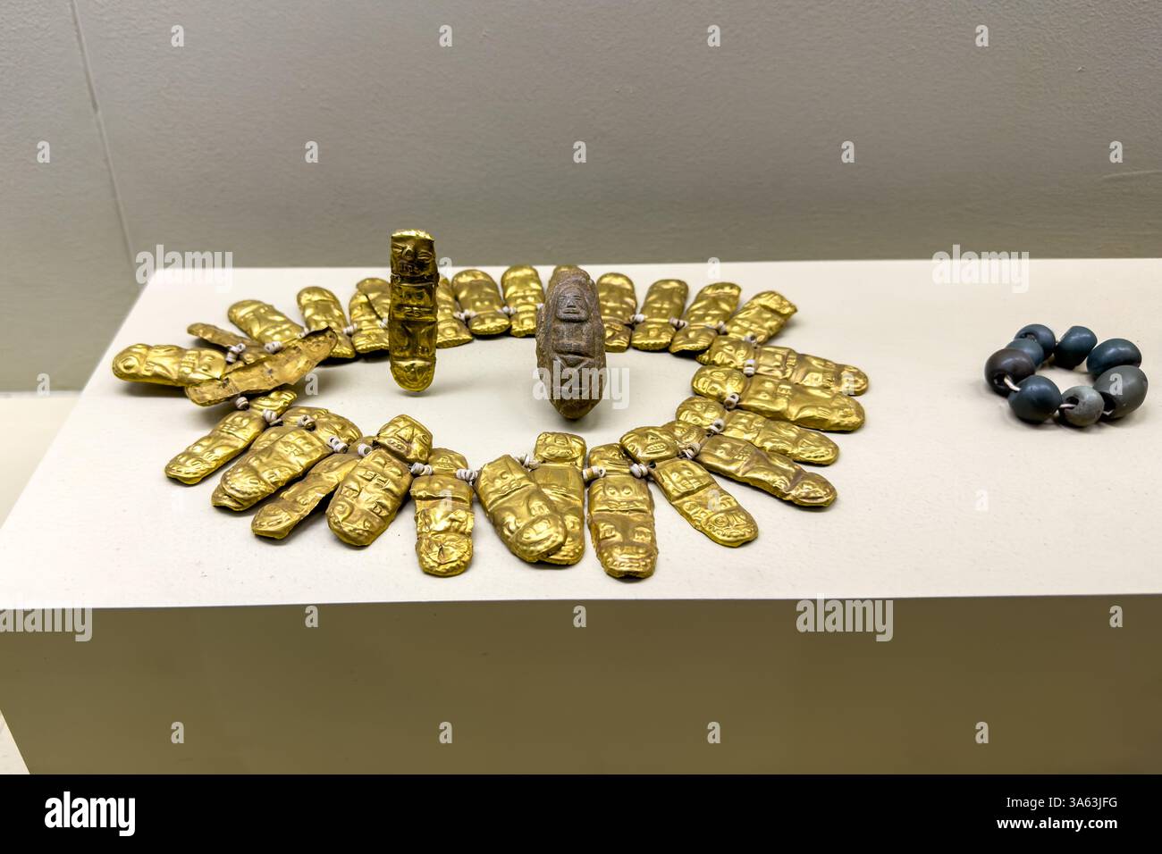 Gold necklace from the Pre-Hispanic indigenous Ilama Culture in the ...