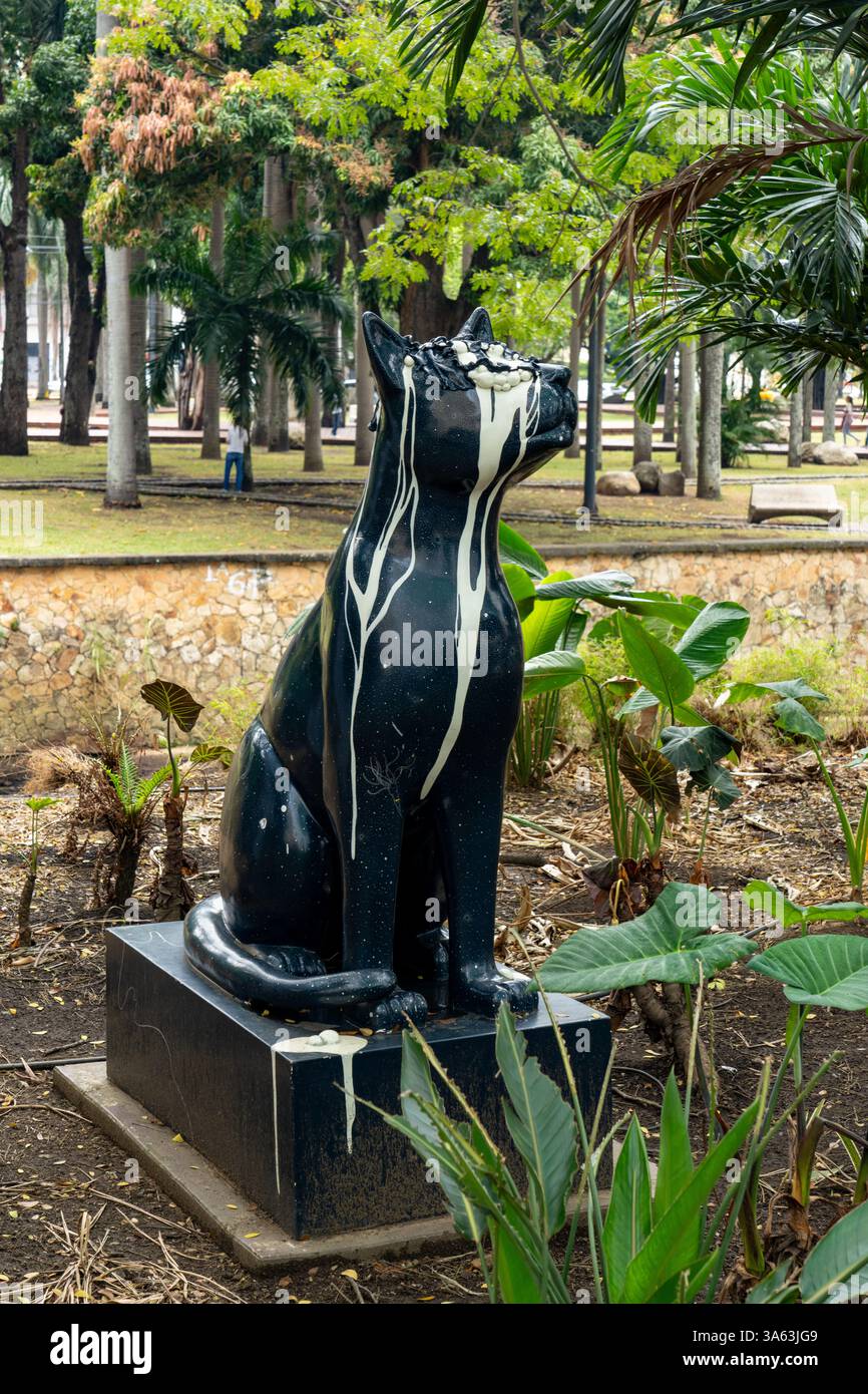 "La Gata Constelada", a statue painted by Cinthia López in the Parque ...