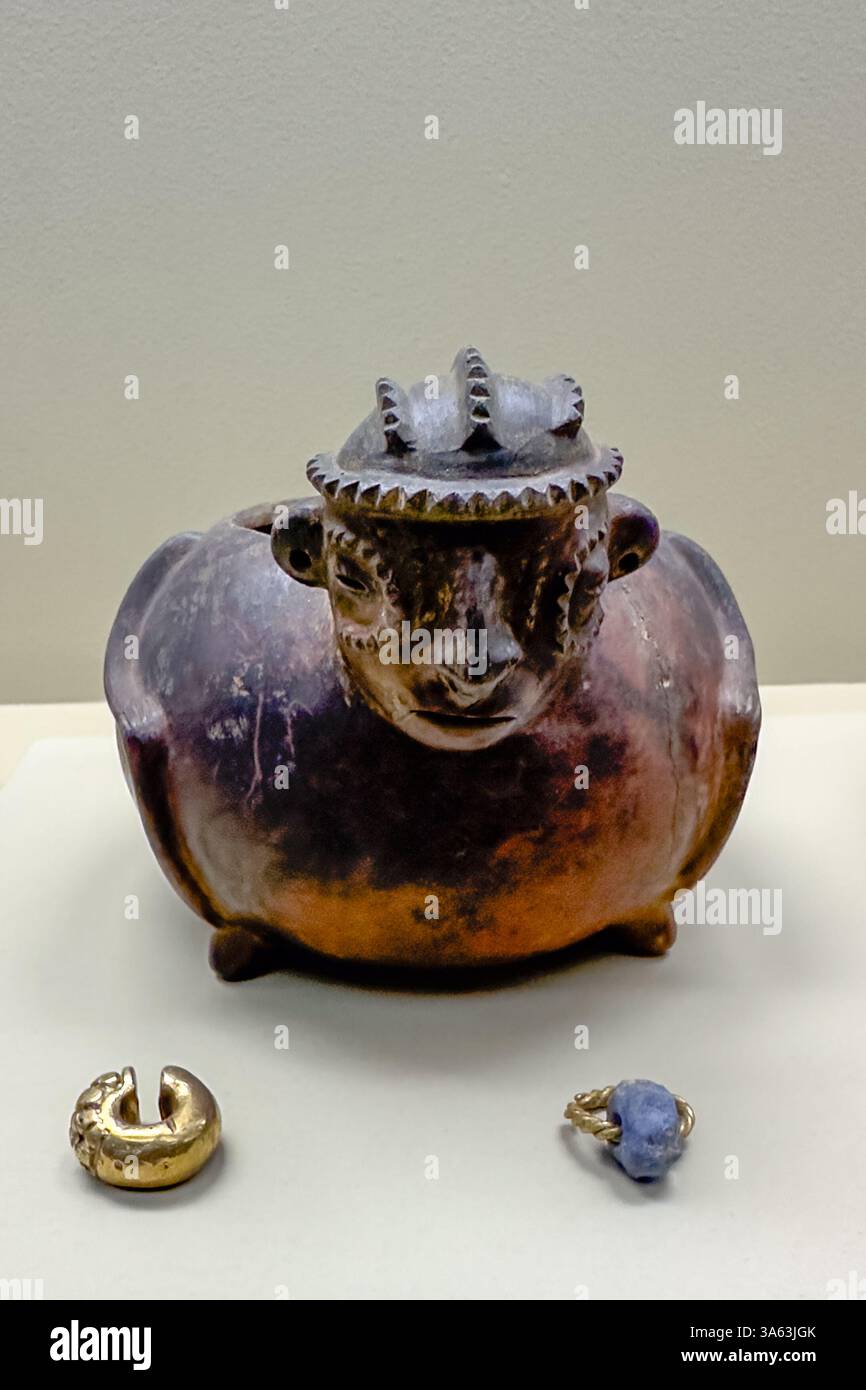 Ceramic vase & gold jewelry from the pre-Hispanic indigenous Calima ...