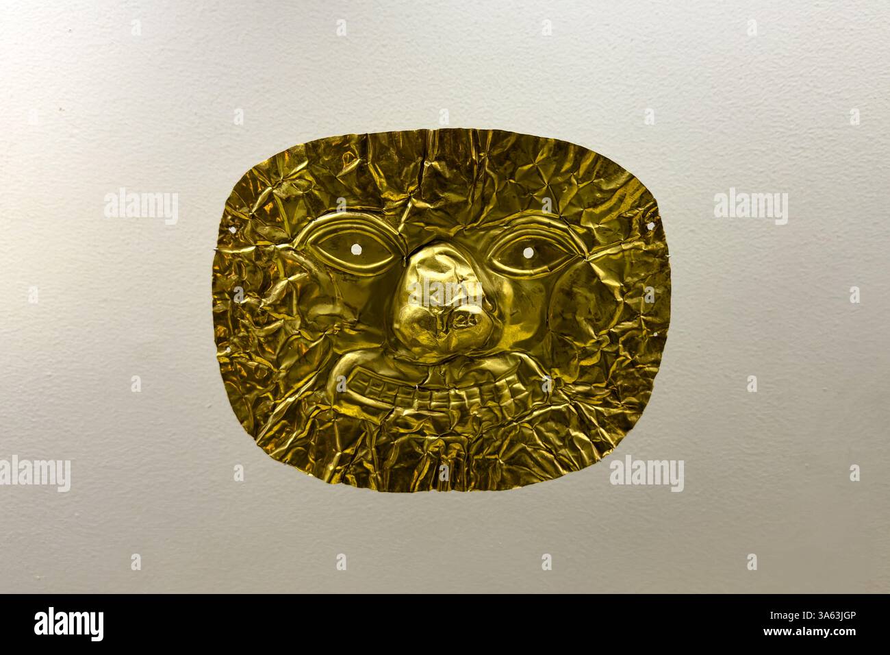 Gold mask from the Pre-Hispanic indigenous Ilama Culture in the Calima ...
