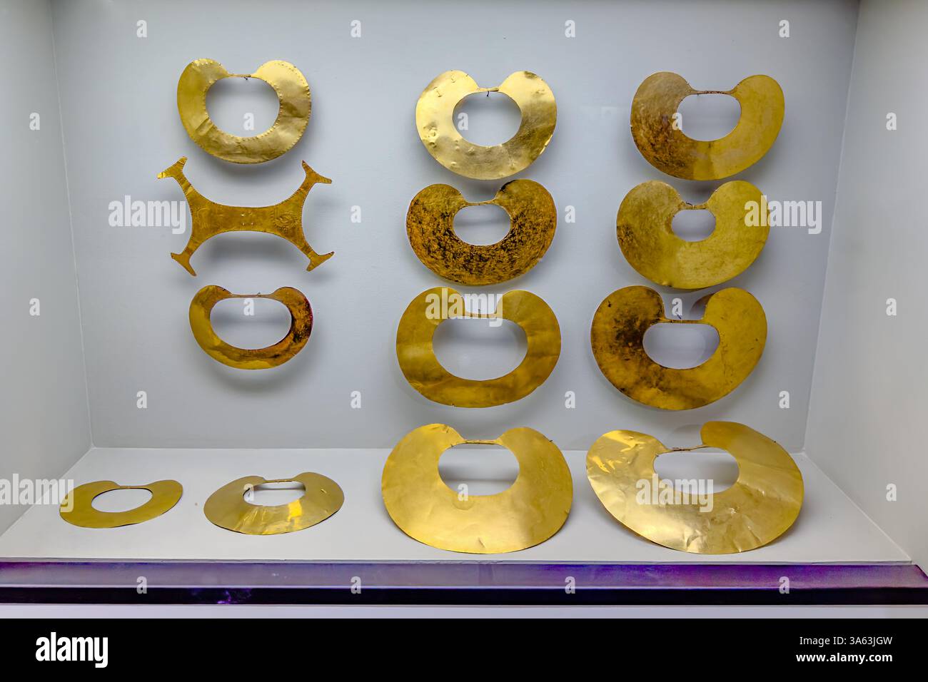 Gold ornaments from the Pre-Hispanic indigenous Calima Culture in the ...