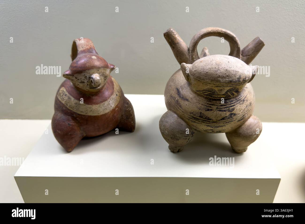 Double-spouted stirrup jars from the pre-Hispanic indigenous Calima ...