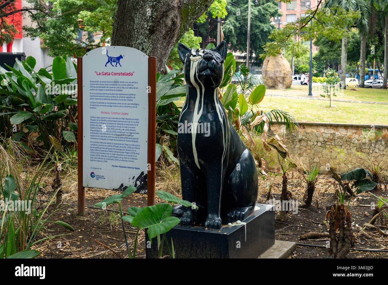 "La Gata Constelada", a statue painted by Cinthia López in the Parque ...