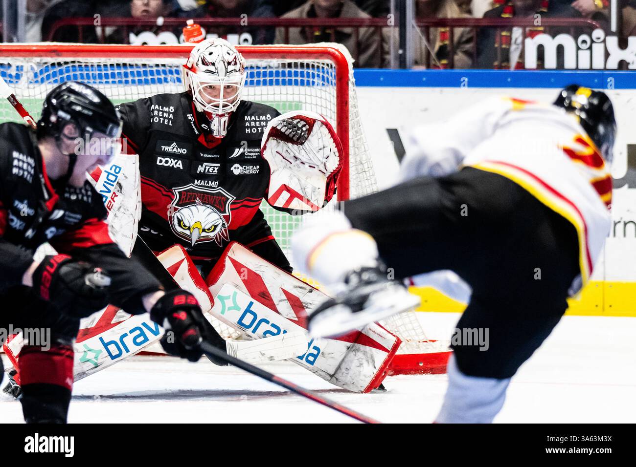 250324 Malmö Redhawks målvakt Oskar Blomgren under kvartsfinal tre i ...