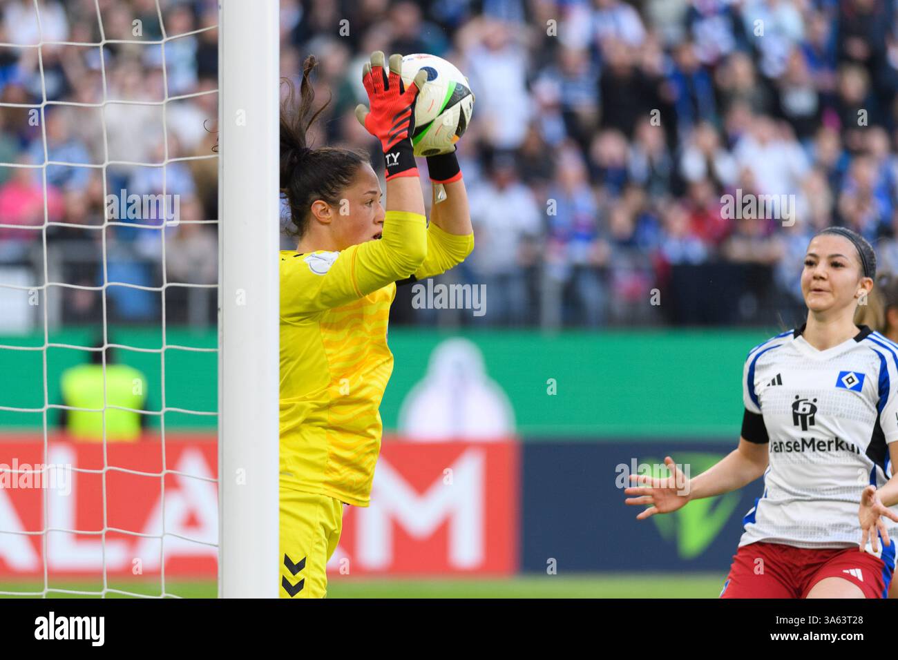 Munich, Germany, March 23rd 2025: Goalkeeper Livia Peng (1 SV Werder ...