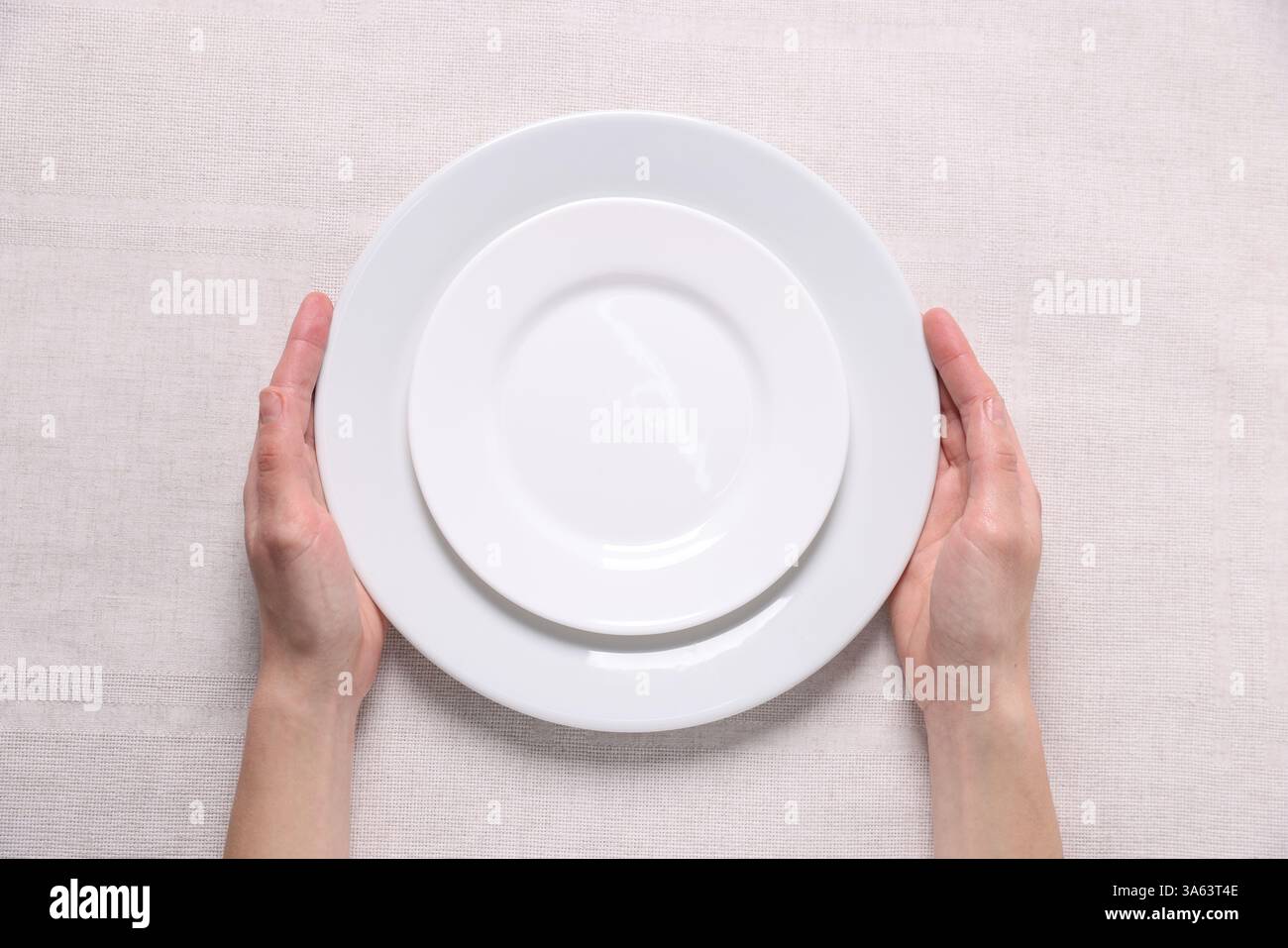Hands holding ceramic plates hi-res stock photography and images - Alamy