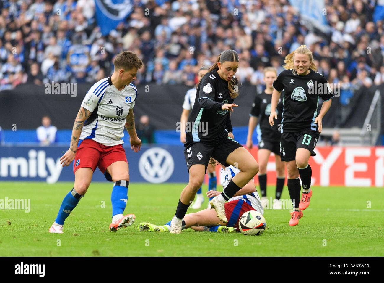 Munich, Germany, March 23rd 2025: Jobina Lahr (31 Hamburger SV), Tuana ...