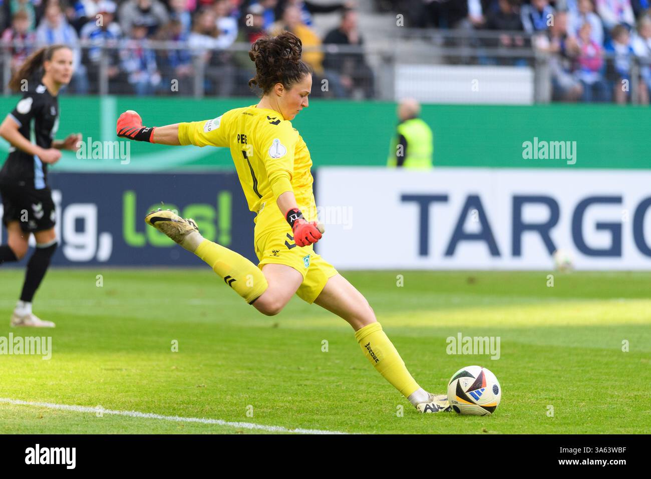 Munich, Germany, March 23rd 2025: Goalkeeper Livia Peng (1 SV Werder ...
